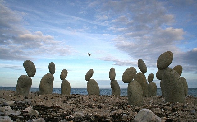 The Impossible Stone Balancing Art of Adrian Gray | Amusing Planet